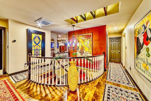 Neocolonial Nouveau Kensington Vacation Home - Vancouver