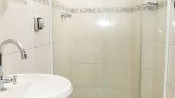 Quarto standard | Banheiro | Chuveiro, produtos de toalete grátis, toalhas de banho, sabonete
