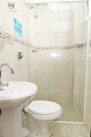 Quarto standard | Banheiro | Chuveiro, produtos de toalete grátis, toalhas de banho, sabonete
