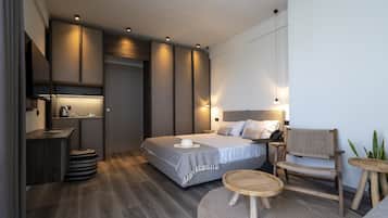 Quarto Quádruplo Familiar, vista para a piscina | Edredões de penas, camas de colchão pillowtop, minibar