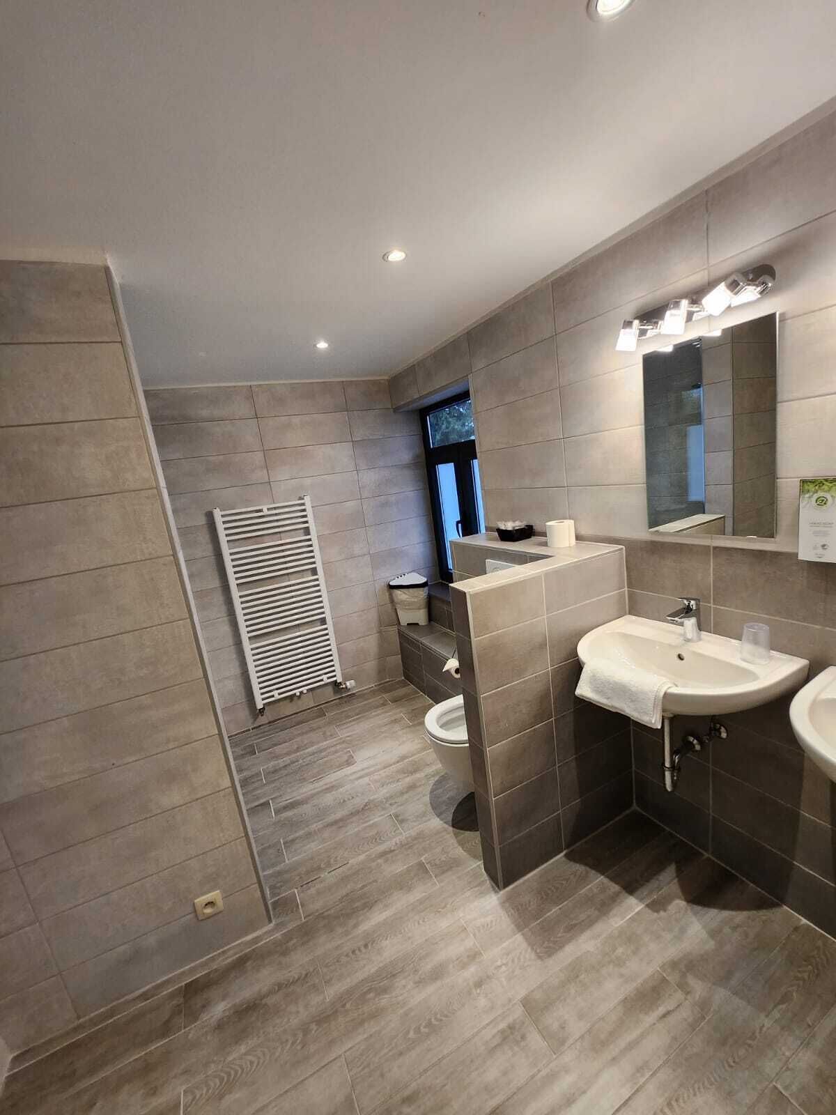 Quarto casal básico, 1 cama Queen | Banheiro | Secador de cabelo 