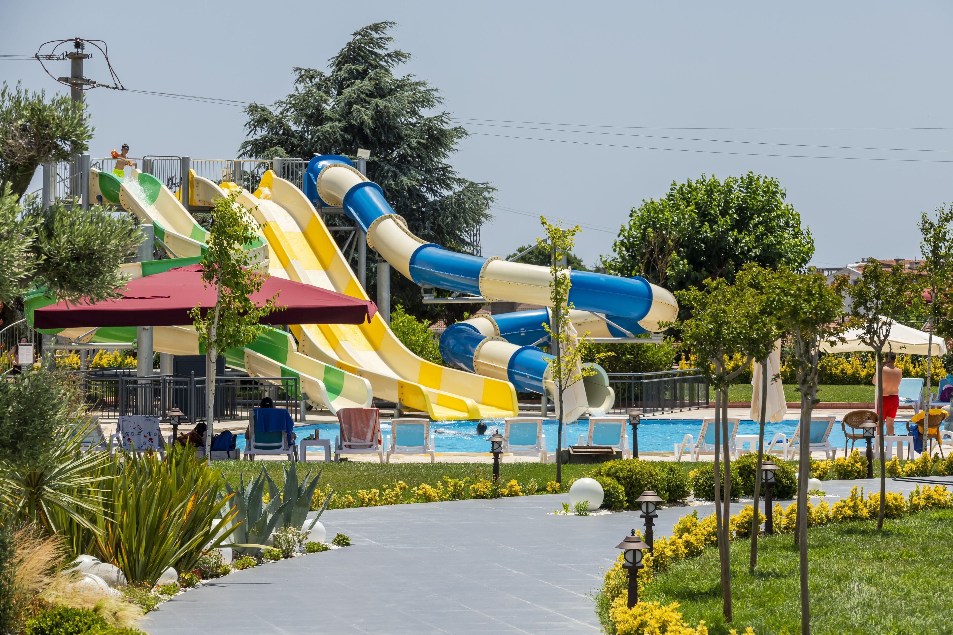 Um parque aquático com vários toboáguas e uma piscina.