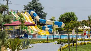 Um parque aquático com vários toboáguas e uma piscina.