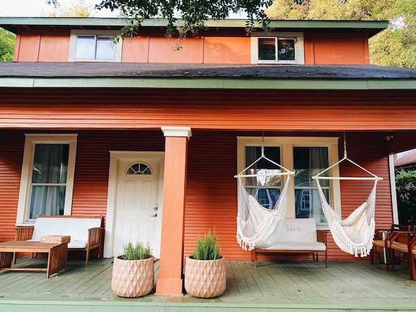 Spacious Home | Walk To Rainey, 6th St & Downtown - Austin, TX