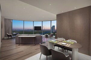 Suíte luxo, para fumantes (2 King Beds) | Edredons de pluma, cofres nos quartos, individualmente decorados