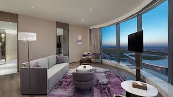 Suíte luxo, para fumantes (2 King Beds) | Edredons de pluma, cofres nos quartos, individualmente decorados