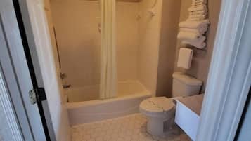 Quarto Deluxe | Casa de banho | Uma banheira, toalhas fornecidas