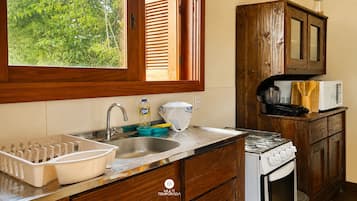 Geladeira, micro-ondas, talheres/pratos/utensílios de cozinha