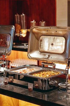 Pequeno-almoço tipo buffet diário mediante uma taxa