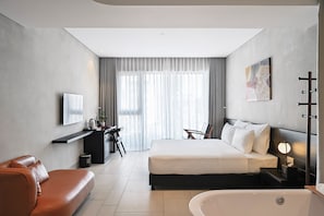 Quarto Signature, 1 cama king-size (3E Signature) | Roupa de alta qualidade, minibar, cofre no quarto, secretária