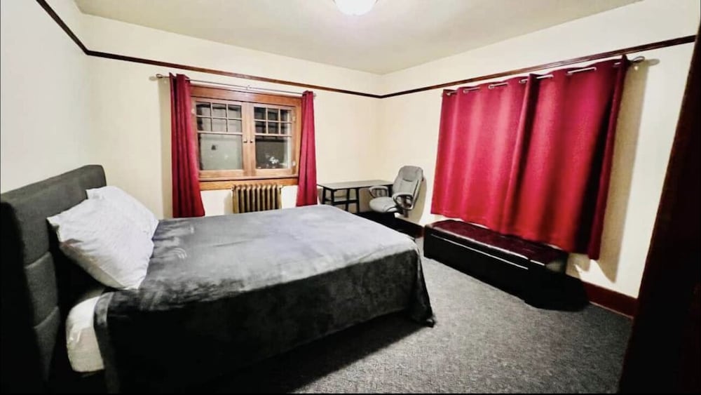 Charming 1922 Historic Home W/ Gated Parking - Eugene, OR