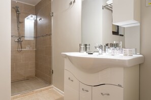 Apartamento superior | Banheiro | Secador de cabelo, roupões de banho, chinelos, toalhas de banho