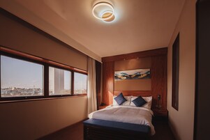 Quarto duplo conforto | Camas Select Comfort, frigobar, espaço de trabalho para notebook