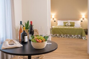 Frigobar, cofres nos quartos, escrivaninha, Wi-Fi de cortesia