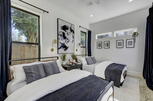 Spacious And Sleek Modern Elegance |Heated Pool - Austin, TX