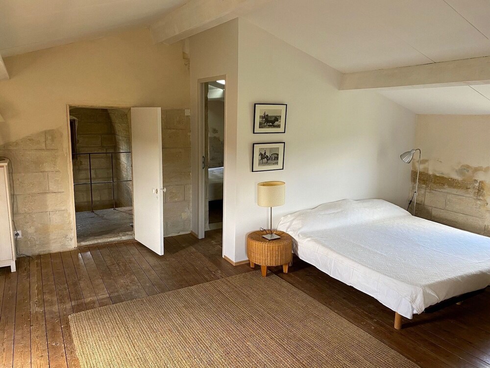 Très belle tour médiévale et mas provençal proche d'Avignon et d'Arles ...