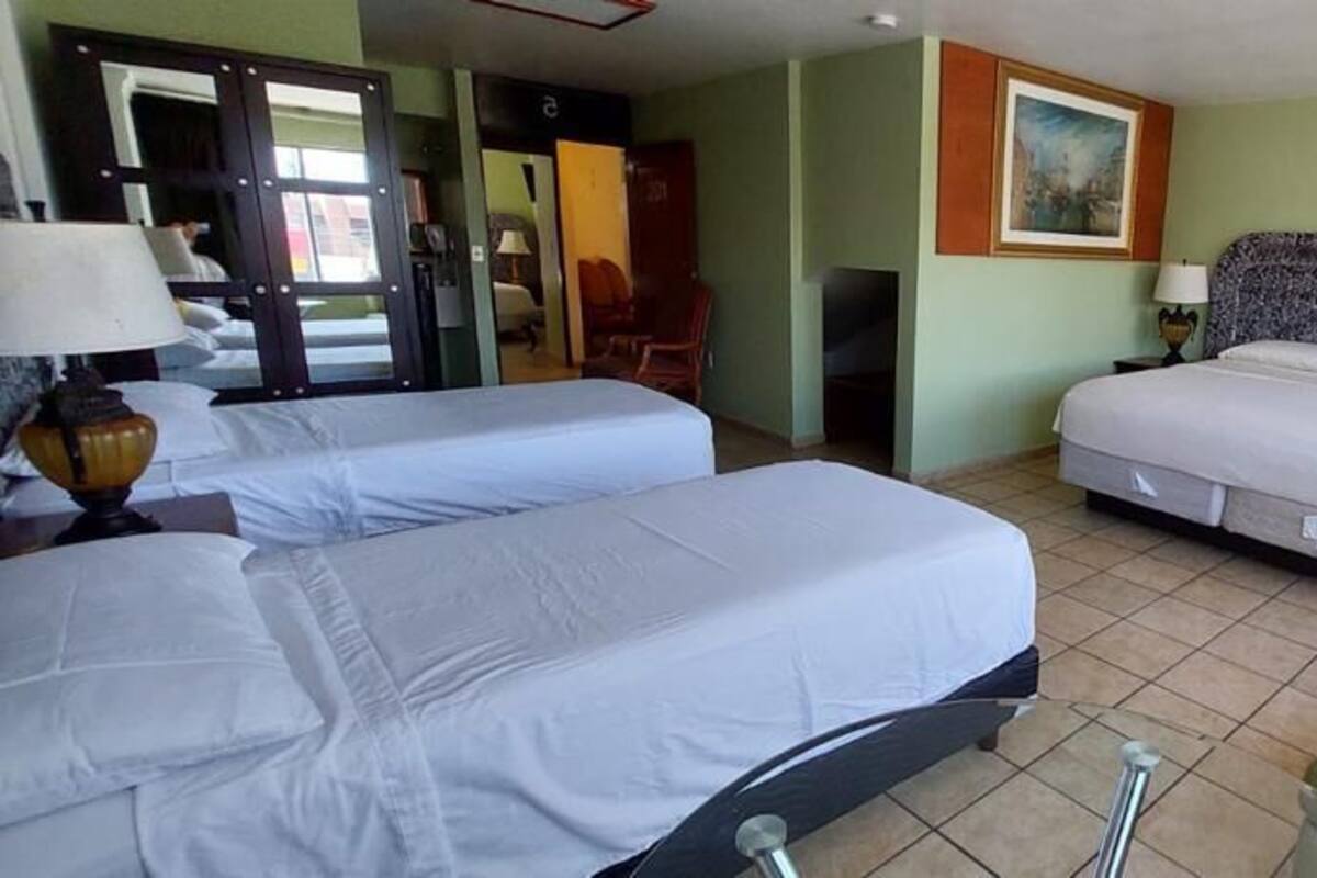 Quarto Familiar | Com mobília individualizada, Wi-fi grátis, roupa de cama fornecida