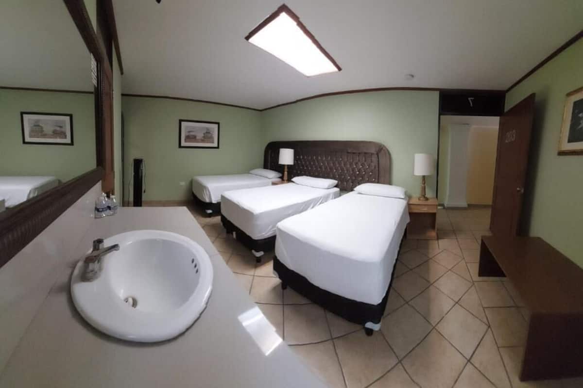 Quarto Triplo Clássico | Com mobília individualizada, Wi-fi grátis, roupa de cama fornecida