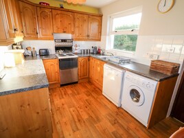 Um frigorífico, uma máquina de lavar louça, uma chaleira elétrica