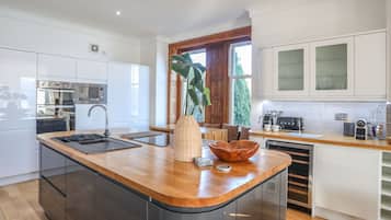 Geladeira, lava-louças, chaleira elétrica, torradeira