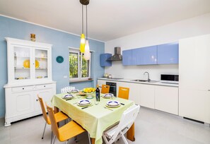 Apartamento | Cozinha privada | Uma máquina de lavar louça 
