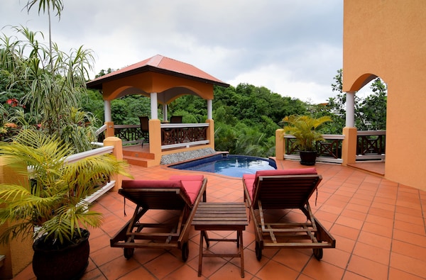 Beautiful Luxury Villa, 2 Mins To The Bay - Santa Lucia