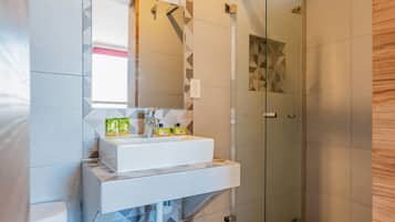 Quarto luxo | Banheiro | Chuveiro, chuveiro com efeito de chuva, produtos de toalete grátis