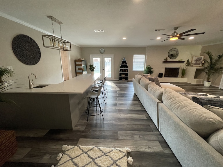 Large Remodeled Central Located Minutes To The Beach & Downtown Free Big Parking - Pensacola, FL
