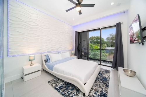 New Elements 4/3.5 Luxury Home Near Las Olas & Beach - North Lauderdale, FL