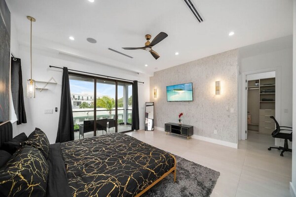 New Elements 4/3.5 Luxury Home Near Las Olas & Beach - Fort Lauderdale