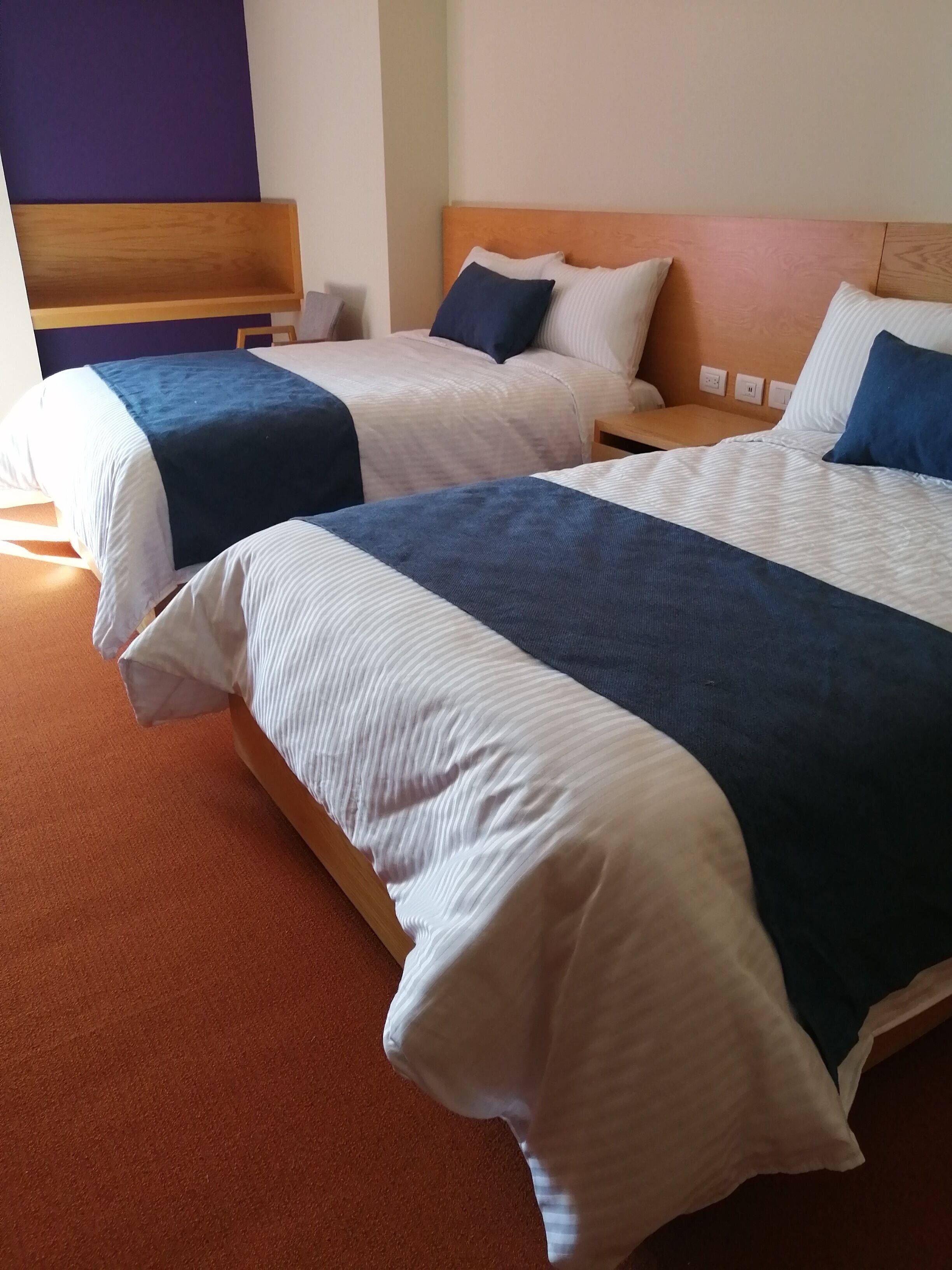 Edredons de pluma, camas com colchões pillow-top, cofres nos quartos