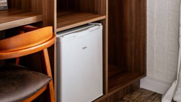 Roupas de cama antialérgicas, frigobar, cofres nos quartos