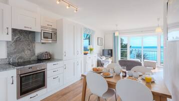 Um frigorífico, uma chaleira elétrica, utensílios de cozinha