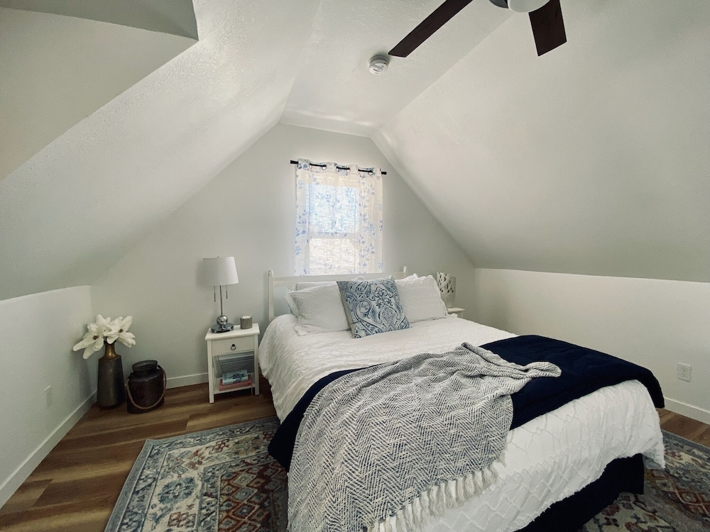 Beautifully Updated Cottage Right In The Heart Of Fertile, Iowa! - Iowa