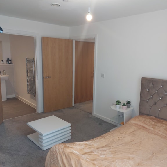 Ensuite Double Bedroom (Live In Landlord) - Greater Manchester