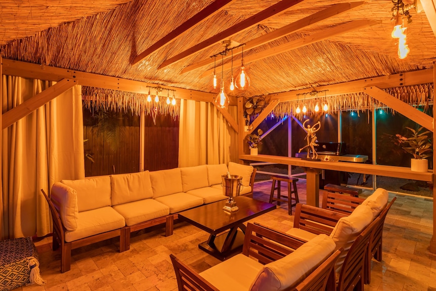 Boynton Beach Renovated House: Safest Area, Screened Pool, Patio, Bar, Evcharger - 博因頓海灘