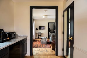 Apartamento (Carriage House Apartment) | Sala de estar | Televisor de ecrã plano de 42 polegadas com canais por cabo, televisor 