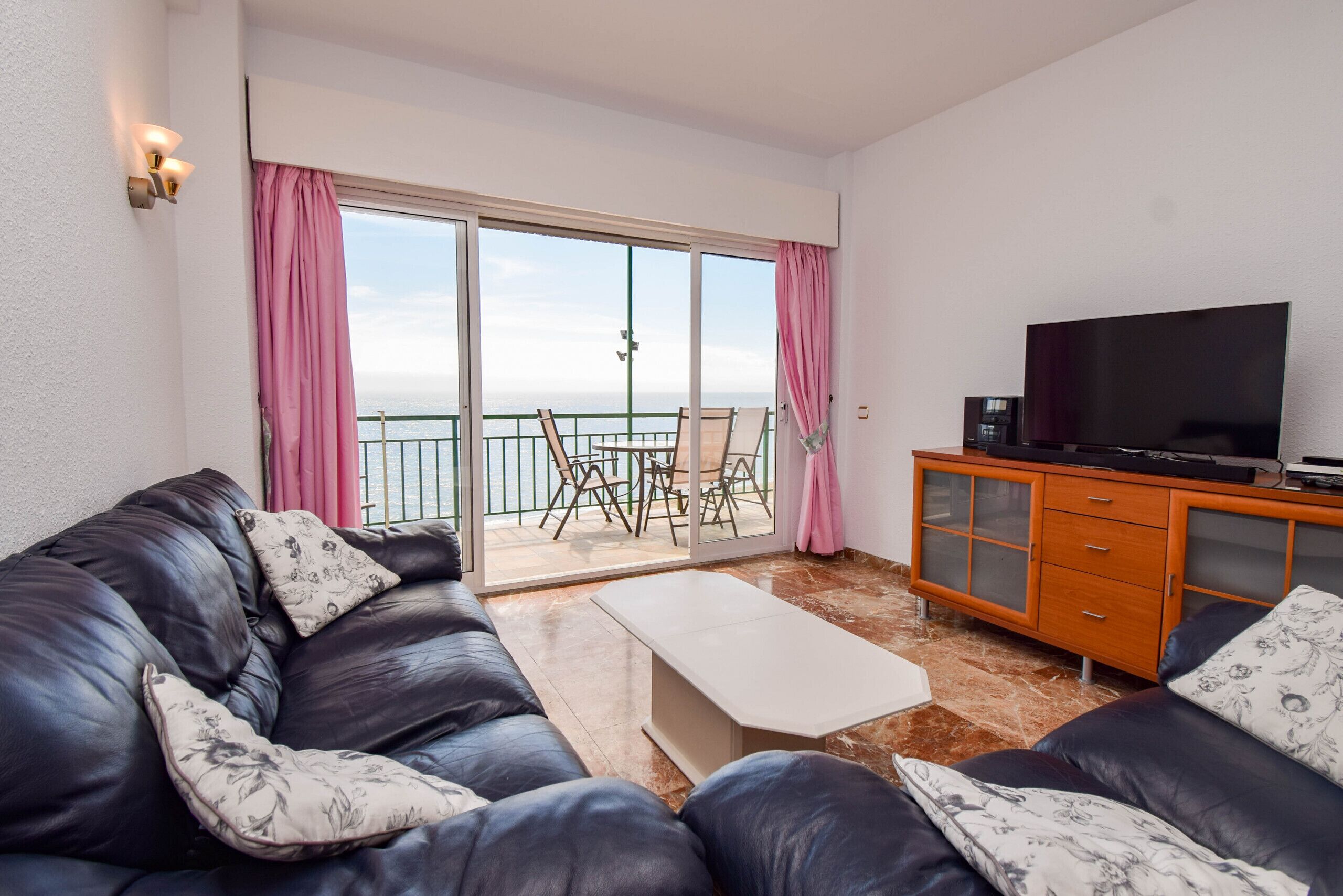Ref: 259 Precioso Apartamento En Primera Línea De Playa En Carvajal Con Terraza Y Vistas Al Mar - Fuengirola