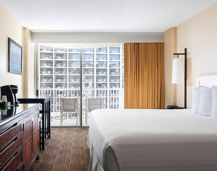 Relax And Recharge! Outdoor Pool, Beach Access, Short Walk To Kuhio Beach - Honolulu, HI