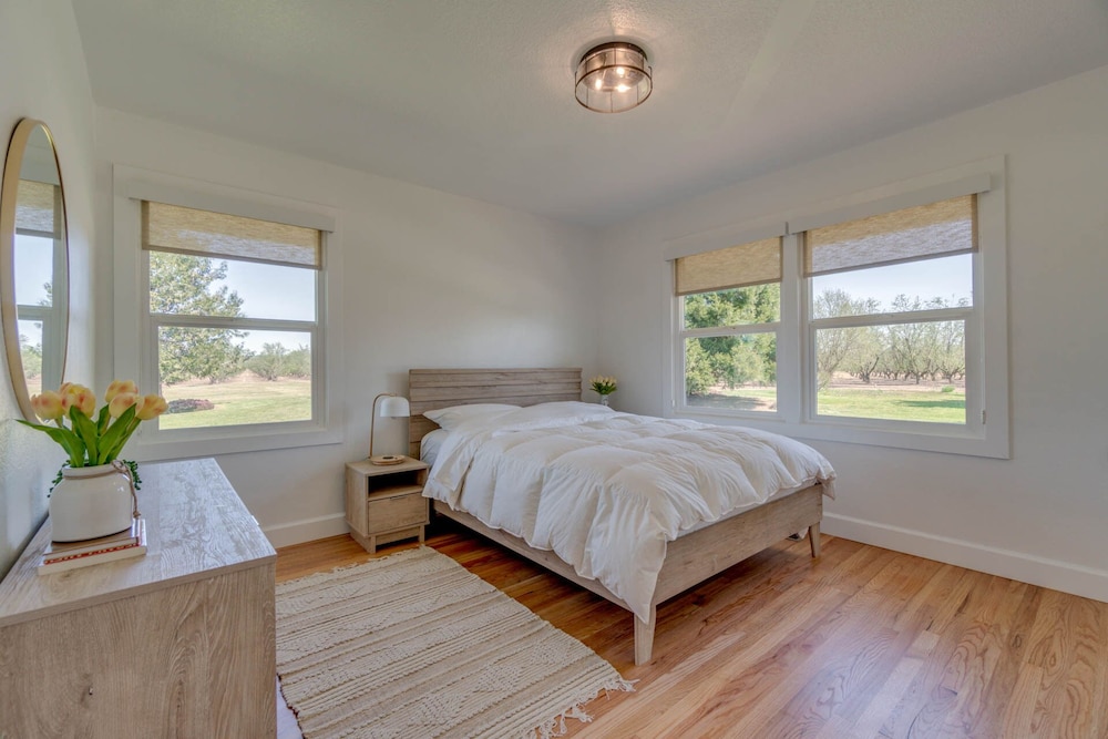 Remodeled Cozy Farmhouse On A 100 Acre Hazelnut Orchard! - Wilsonville, OR
