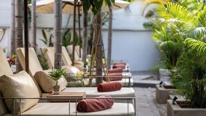 Terraço com espreguiçadeiras