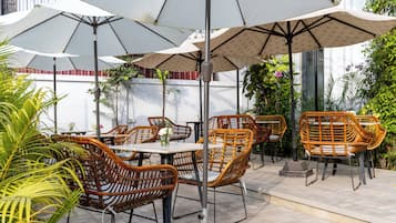 Terraço com espreguiçadeiras