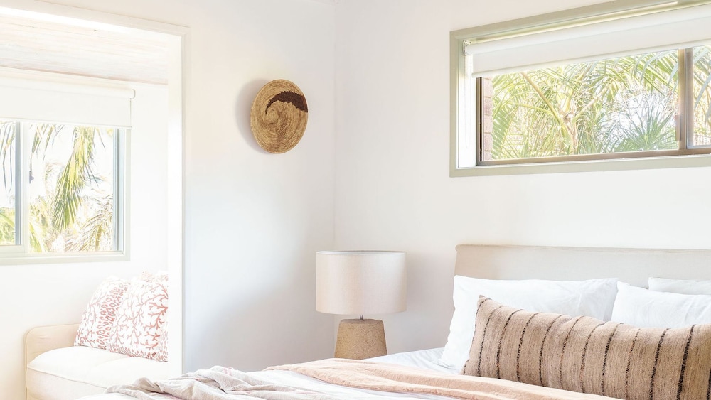 The Beachley - Light Filled Home With Iconic Lighthouse Views – Walk To The Beach! - Byron Bay