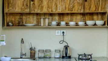 Villa Romântica | Cozinha privada | Minifrigorífico, um micro-ondas, uma placa de cozinha