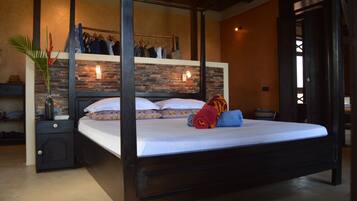 Suíte luxo (Marianne et Niki) | Roupas de cama premium, cofres nos quartos, individualmente decorados