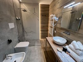 Um chuveiro fixo, toalhas fornecidas 