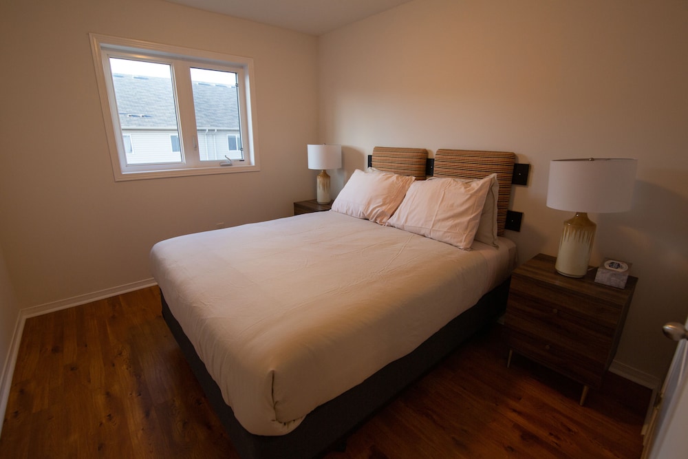 Executive 3 Bedroom Townhome Close To The Lake In Stoney Creek - Hamilton