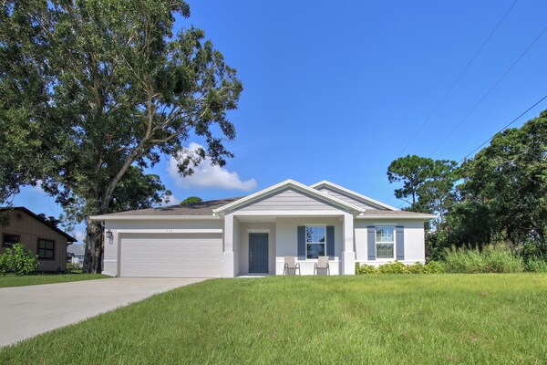 Pristine Newly Built Pool Home Centrally Located - Sebastián, FL
