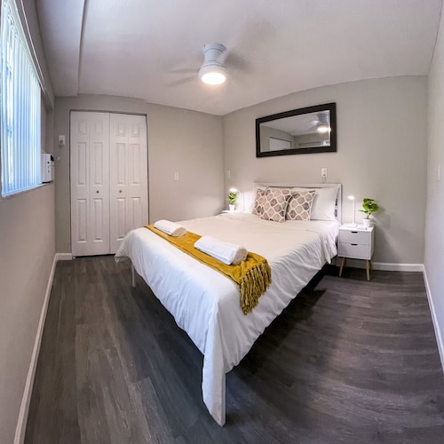 Whole Triplex All 3 Units, Sleeps 18, Pet Friendly - West Palm Beach, FL