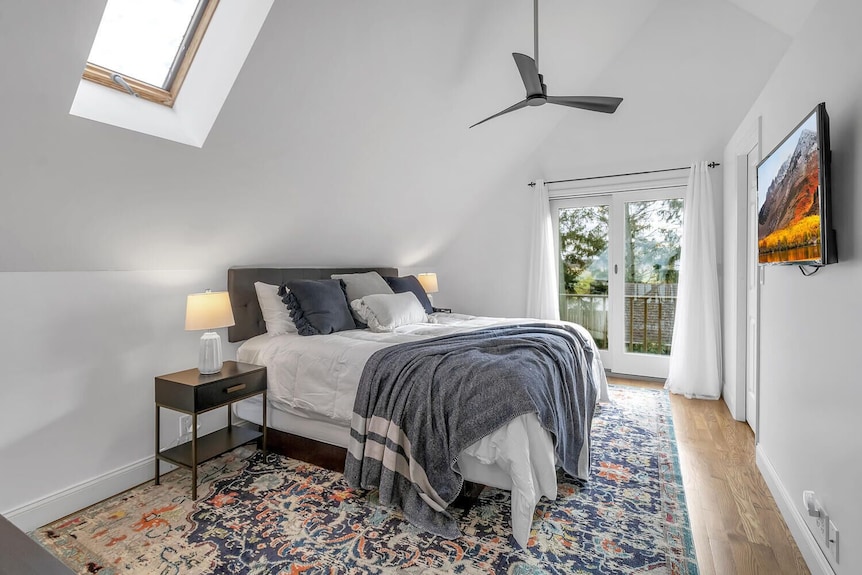 Hot Tub | Lake Front | Lavender Home - State of New York